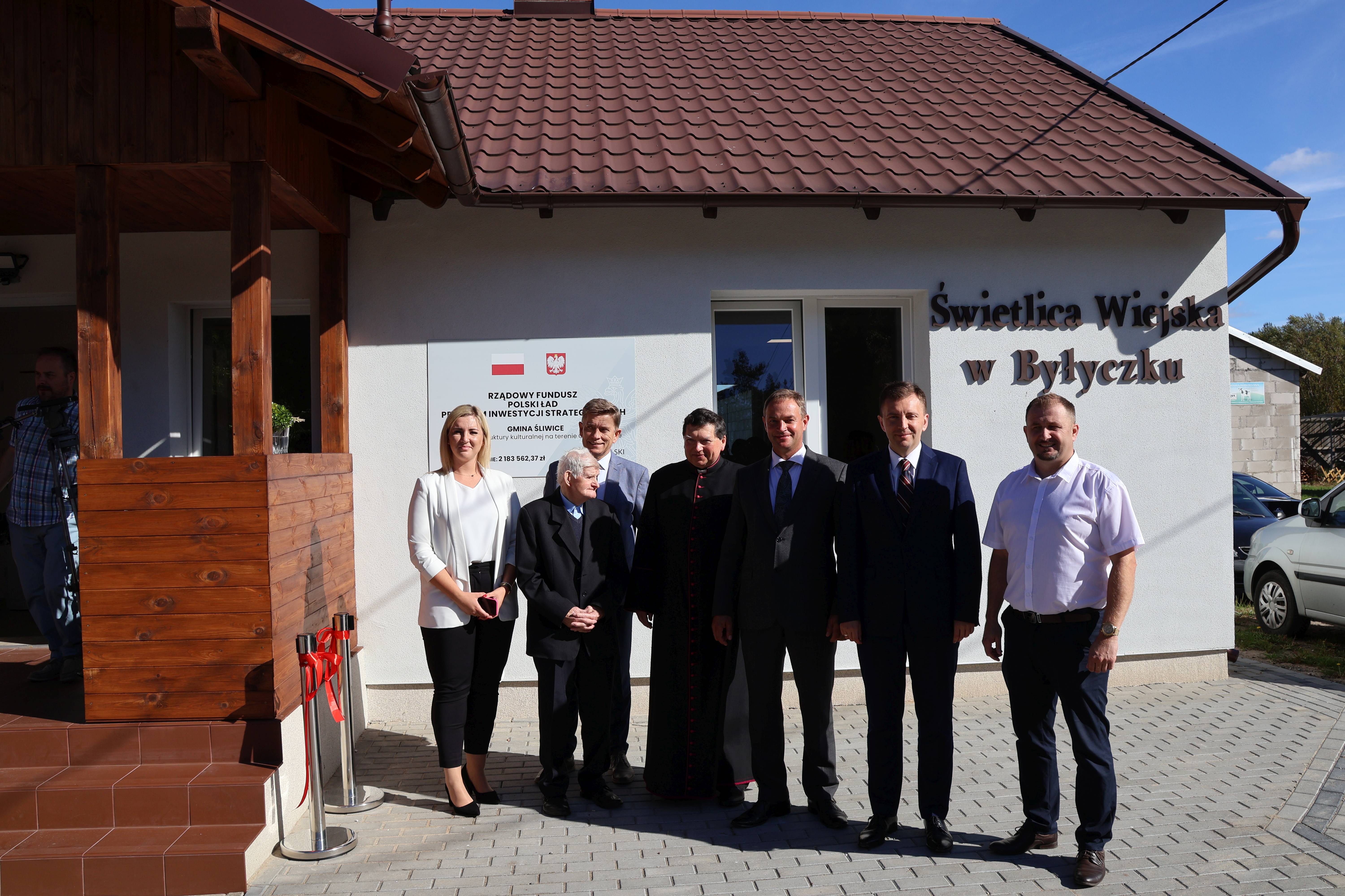 Uroczyste otwarcie drogi w Śliwicach i świetlicy w Byłyczku | Urząd ...
